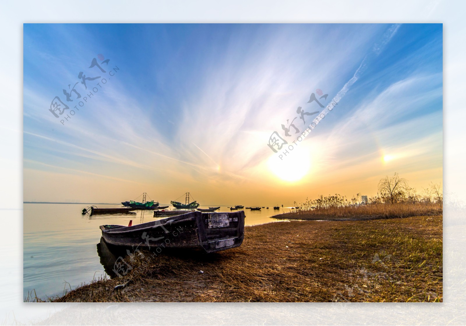 夕阳下破旧的渔船图片素材-编号32192815-图行天下