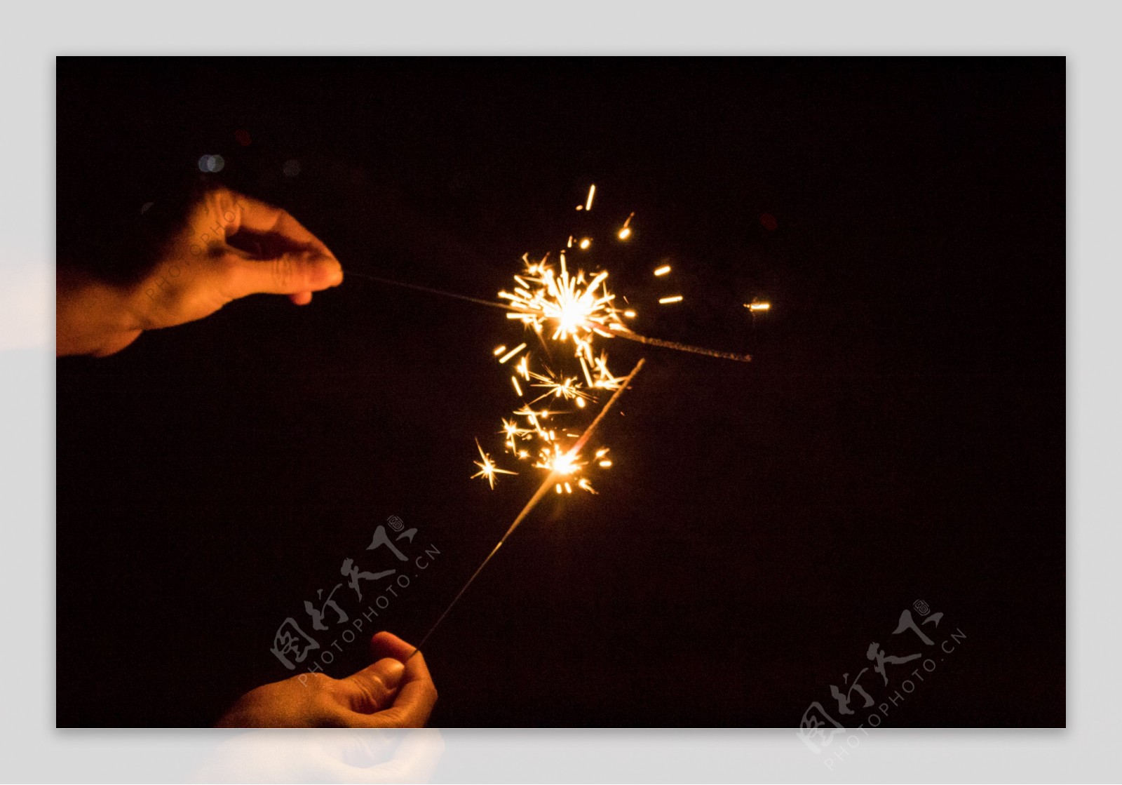 手持烟花棒唯美商用摄影图片素材-编号32969225-图行天下